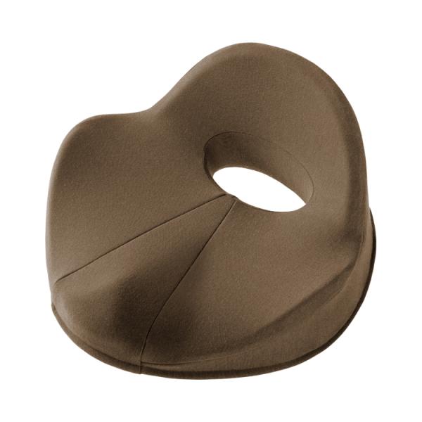 ●サイズ／直径39×厚さ17cm●重さ／610g●材質／本体：ポリウレタン樹脂、カバー：ポリエステル100％●生産国／中国●ケース入数（ケース購入時）/8・仙骨を立てることで骨盤が安定し、自然なS字カーブに。・仙骨を律して猫背矯正をサポート...