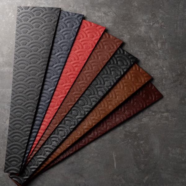 サイズ：W85（上部）・W30（下部）×H314mm×T1mm重　量：17gカラー：【シボ加工】墨・藍・茶・赤　　　　【スムーズ加工】鉄黒・栗・赤茶素　材：合成皮革（PU）入　数：1個裏面両面テープ付き