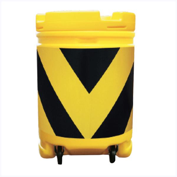 ・衝突緩衝材・車輪が付いており移動が可能。・上部全体が蓋になっています。・水袋の出し入れが簡単。・蓋のセンター部に工事灯をセットできます。・下部に水抜き栓あり。・型式 : AZCK-002・色 : 黄(反射)/黒(無反射)・サイズ : 58...