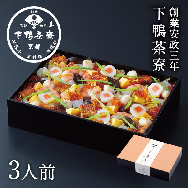 いくら、エビ、うなぎ、鮑、厚焼玉子、小鯛ささ漬、小川巻などの素材をふんだんに散りばめたちらし寿司。彩り美しい大きな一段折は、ご家族ご友人のお集りや、大切なお席に華を添えます。