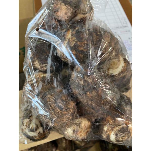 愛知県の奥三河では昔から、八名丸里芋と呼ばれる品種が珍重されております。ぬるぬる粘りがあって美味しい里芋です。まさに、知る人ぞ知る”ねばり里芋”です。
