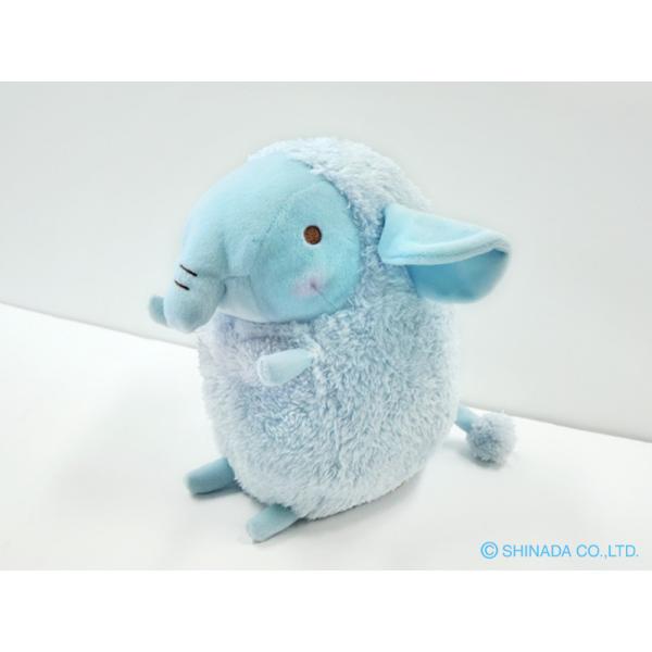 ナチュラルカラーの色合いと、ちょこんと座ったポーズが目印です。いつもより、ちょっと落ち着きたい気分のお供にどうでしょう。サイズ：約高20×幅14×奥15cm素材 : ポリエステル対象年齢：7才から