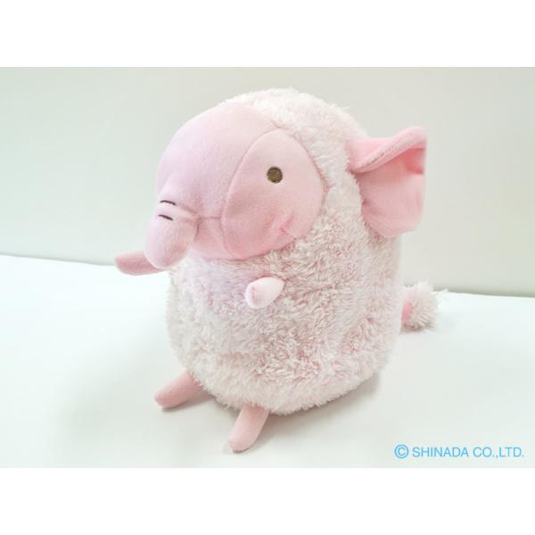 ナチュラルカラーの色合いと、ちょこんと座ったポーズが目印です。いつもより、ちょっと落ち着きたい気分のお供にどうでしょう。サイズ：約高20×幅14×奥15cm素材 : ポリエステル対象年齢：7才から