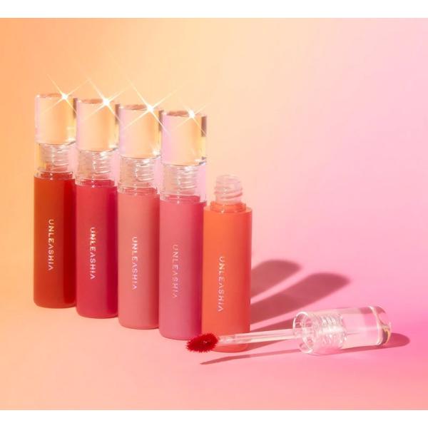 【Non-Sticky Water Glow】■ライトなオイルテクスチャーでベタつかず色移りが少なく、マスクをつけても演出できるグロッシーなルック【Fill Up With Dazzle Volume】■時間が経てば経つほど照り輝く透明なグ...