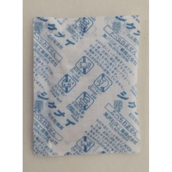 （内容量：２０ｇ×２０個）海苔・食品・乾物等の保存に使える石灰乾燥剤です。カメラ機材の湿度管理にもご使用できます。成分:酸化カルシウム(生石灰)サイズ：９０mm×７０mm（保管方法）直射日光、水濡れに注意して常温で保管してください。開封後は...