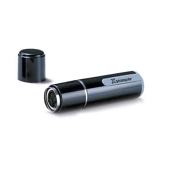 【商品概要】【名前】伏見 【書体】楷書体【印面サイズ】9.5mm 【インキ色】朱色【ご注意】印面完成品です。(印面オーダータイプではありません)【仕様】浸透印 【専用補充インキ(別売)】XLR-9N(カートリッジ式)【サイズ】Φ18.8×6...