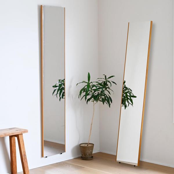 【商品概要】【割れない鏡】ガラスを使っておらず、ミラー面がフィルムなので倒れた際などに割れる心配のない鏡です。ペットや小さなお子さまのいるご家庭にも安心です。日本製の鏡面フィルムを採用。【2重写りなし】厚みのある一般的なガラス製の鏡だと、光...