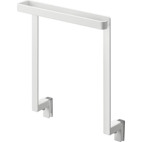 「商品情報」キッチンのシンク下扉に設置可能なタオルハンガー。引き出し開閉時にタオルの巻き込みを防止します。シンク下の引き出しに取り付けながらも高い位置に設置できるのでタオルを巻き込みません。扉の厚さ約1.4〜2.5cmまで対応。頑丈なスチー...