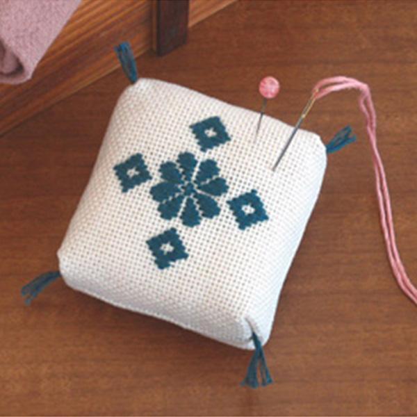 オリムパス　こぎんキット　(ベージュ)ピンクッション　8 初級~中級者向け。こぎん刺しでつくる刺繍がオシャレなピンクッションです!※仕立て済みではありません。 生産国:日本 素材・材質:綿100% 商品サイズ:出来上がり寸法:約縦6cm×横...