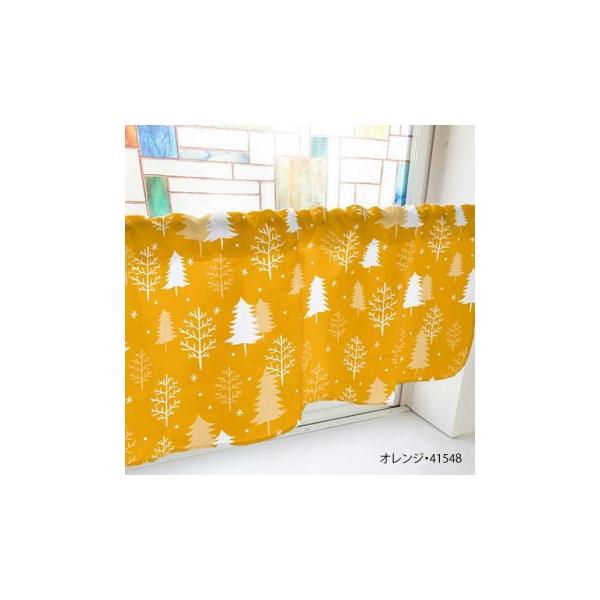 カフェカーテン 冬の木 800×450mm　オレンジ・41548 たくさんの木と雪のモチーフがデザインされたおしゃれなカフェカーテンです。 生産国:日本 素材・材質:ポンジ 商品サイズ:W800×H450mm 冬にぴったり! キーワード【家...