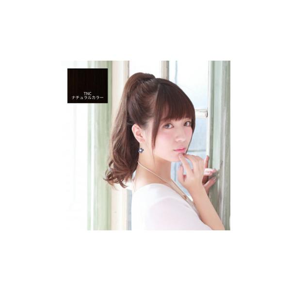 プリシラ バンスウィッグ Jカール BS-02 耐熱　TNC・ナチュラルカラー ゆるいJカールが華やかな印象に。ポニーテールにちょうど良い長さです。ゆるめカールで落ち感がキレイなデザインです。バンスクリップで土台をはさむだけの簡単ワンタッチ...