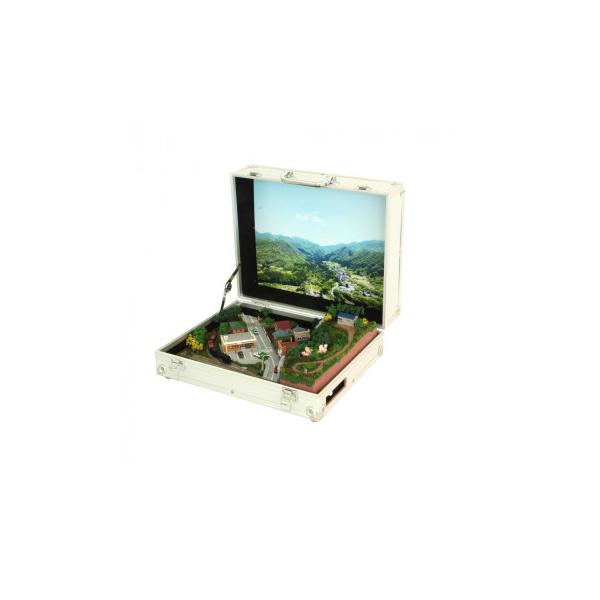 ミニトランクレイアウト (トンネルタイプ) S063-1 開いた瞬間ワクワクしそう!トランクの中に素敵な景色が広がります。 生産国:中国 素材・材質:ABS、POM、亜鉛合金、黄銅、他 商品サイズ:トランクサイズ(突起含まず):W35.5c...