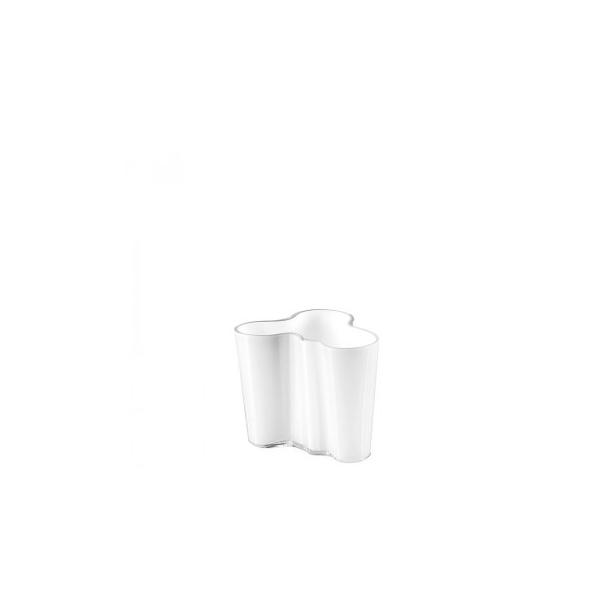 （A） Iittala イッタラ アルヴァ・アアルト コレクション ベース 95mm ホワイト 1007038 流れるような有機的なフォルムのモチーフは、フィンランドの湖の形、白樺の根本付近の断面形状など諸説存在します。ベースは、イッタラの...