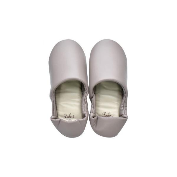 Labas ポータブルスリッパ L GRAY A527GY 底面は滑りにくいPUレザーを使用しています。ふんわりとした軽い履き心地で、かかとを踏んでも履ける2way仕様です。除菌スプレー等で拭くことができるので、清潔に保てます。巾着ポーチが...