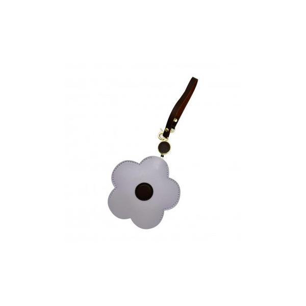 チャームルーペ フラワー グレー 4009096-03 ルーペのサイズは大きめで見やすい。可愛いチャームの中に隠された直径50mmのルーペ。最大約25cmまで伸びるリール付き。カバーから外してお家使いも可能。 生産国:中国 素材・材質:合皮...