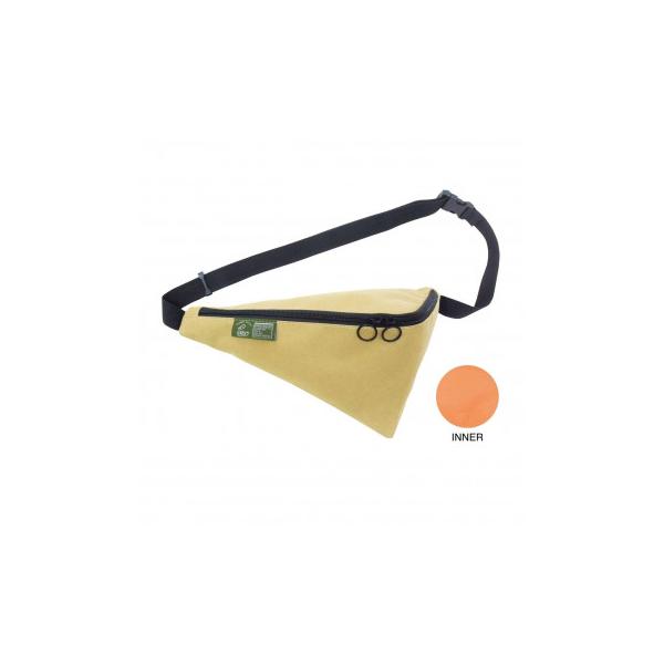 KAKSI(カクシ) トライアングルボディバッグ　ベージュ×カーキ SN00187 アシンメトリーな三角フォルムとベーシックカラーで、ユニセックスにお使いいただけるボディバッグです。斜めに掛けるベーシックな持ち方はもちろん、ウエストポーチに...