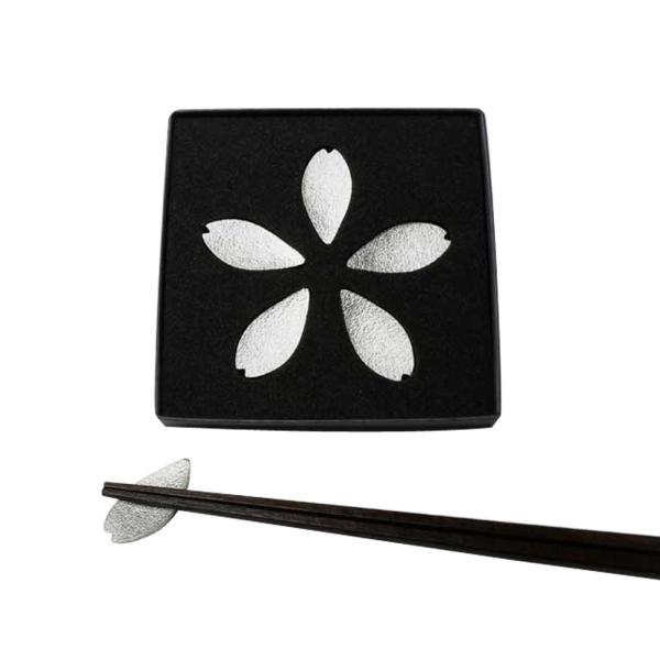 【ご購入後の当店からの連絡はご登録のメールアドレスに通知いたします。必ずご確認ください】【商品概要】桜の花びらをデザインした錫100%の箸置きです。 錫は抗菌作用があり、食器として安心してご使用いただけます。 鋳物ならではの鋳肌の風合いと、...