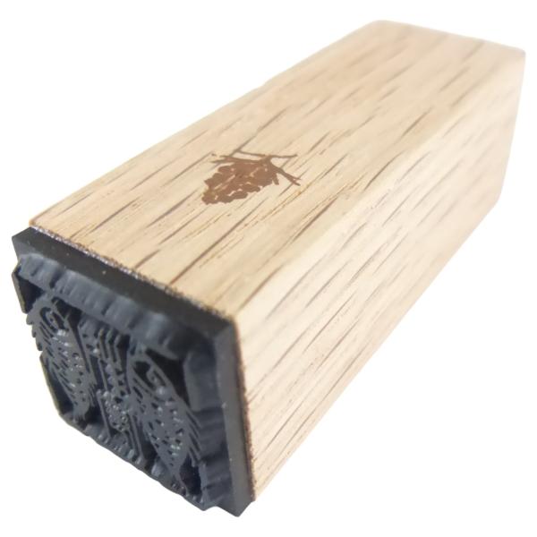 【ご購入後の当店からの連絡はご登録のメールアドレスに通知いたします。必ずご確認ください】【商品概要】【印面サイズ】約15×15mm【印面材質】耐油性ゴム【ホルダー材質】ナラ材【付属品】紙製パッケージ・印面図案の解説(和文・英文)【商品説明】...