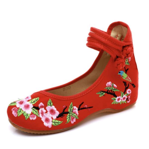 【ご購入後の当店からの連絡はご登録のメールアドレスに通知いたします。必ずご確認ください】【商品概要】アジアンな雰囲気がとっても可愛い花柄デザイン、丸っこいフォルムが優しいシルエットの刺繍入りシューズ。子ども用?大人用・女性用までお使いいただ...