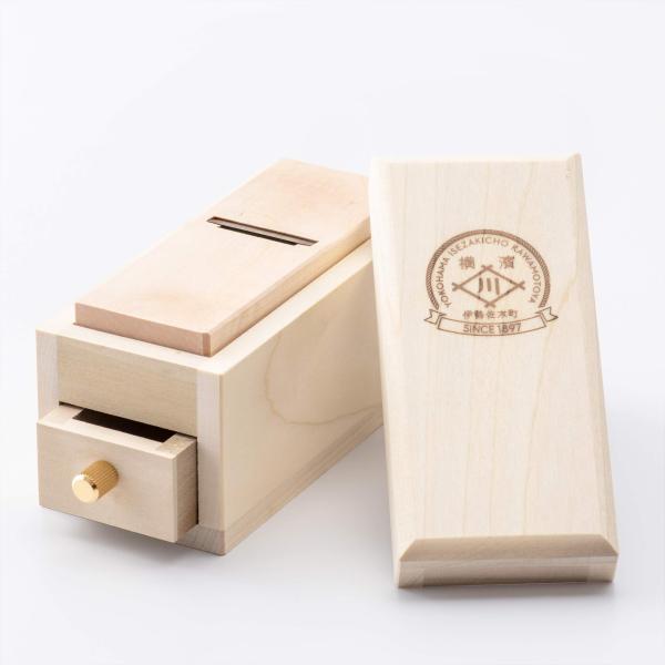 【ご購入後の当店からの連絡はご登録のメールアドレスに通知いたします。必ずご確認ください】【商品概要】職人の技を費やして出来上がった「特選鰹削り器」 。小さいけど、ちゃんと削れます！日本の材料を使い 職人が1つ1つ丁寧に 日本で最高の技術と技...