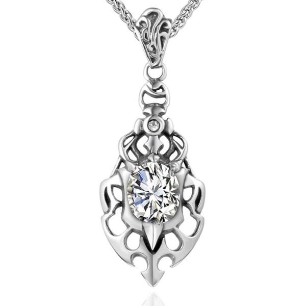 【ご購入後の当店からの連絡はご登録のメールアドレスに通知いたします。必ずご確認ください】【商品概要】キュービックジルコニアを炎で包み込んだデザインのネックレスです。チェーンとモチーフの接合部も細かく掘り込まれています。珍しいデザインアクセサ...