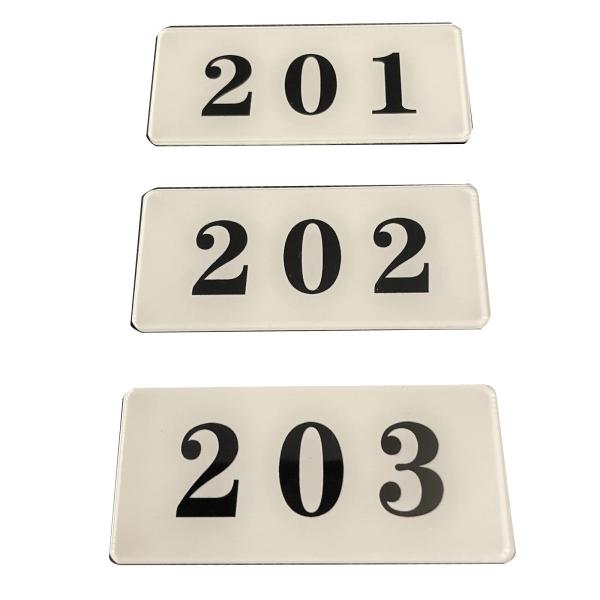 【ご購入後の当店からの連絡はご登録のメールアドレスに通知いたします。必ずご確認ください】【商品概要】アパート、マンション、ホテル、ロッカー、ポストに最適な番号プレートです。シンプルなデザインで、おしゃれ且つ分かりやすい。ホワイトとシルバーの...