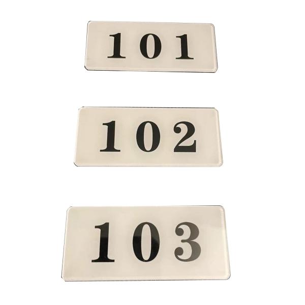 【ご購入後の当店からの連絡はご登録のメールアドレスに通知いたします。必ずご確認ください】【商品概要】アパート、マンション、ホテル、ロッカー、ポストに最適な番号プレートです。シンプルなデザインで、おしゃれ且つ分かりやすい。ホワイトとシルバーの...