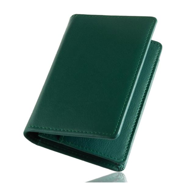 【ご購入後の当店からの連絡はご登録のメールアドレスに通知いたします。必ずご確認ください】【商品概要】★★購入前にご確認ください★★・・・この商品は柔らかい革で作っています。枚数多めでご使用の場合、最初は蓋がしっかり閉じないことがありますが、...