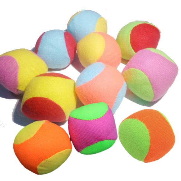 【ご購入後の当店からの連絡はご登録のメールアドレスに通知いたします。必ずご確認ください】【商品概要】室内で気軽にバドミントン・パネルラケット・的当てビブの替え布ボール12個セットです。（お届けのカラーはランダムです）お子様のキャッチボールの...