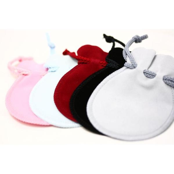 起毛素材のポーチです。 携帯用にジュエリーを保管しておくのに便利です。（仕入れ時期により色が異なる場合が御座いますのでご了承下さい。）  （約10×8cm） 