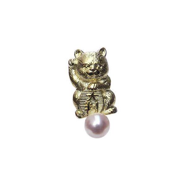 縁起のいい招き猫をモチーフにしたタイニーピン・ブローチです。18金ゴールドの輝きと照りのいいアコヤ本真珠が、帽子やバッグ、ストールなどに映えます。よ福を呼ぶゴールド・パール付の招き猫は贈り物に最適です。男女兼用で使えます。ので男性の方のスー...