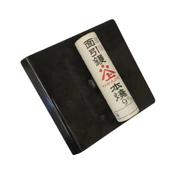 全長：約150mm垂：約15mm天端巾：約145mm面：R9mm垂らし部分が135°になっているので犬走や面木仕上げに便利です。大きな天端の巾で面がまっすぐ引きやすくなっています。モルタルのカケを防ぐ為に、R9mmになっています。