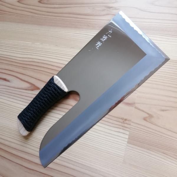 日本製　越前刃物　九頭龍川　ステンレス特殊鋼　蕎麦切包丁　330ｍｍ　黒紐巻きハンドル　本格麺切包丁　ベテランの方も納得の一本。サビに強く切れ味も確かな刃物特殊鋼（AUS-8）を使用。湿度の高い梅雨時期もお手入れが簡単です。また手首が疲れに...