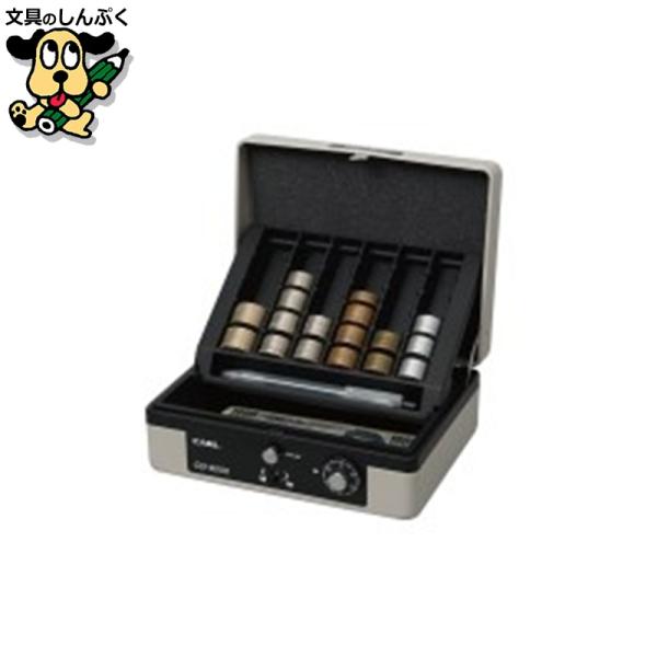 立掛けコイントレーで金銭の取り出しがスムーズ！小型サイズのため簡易レジとしても役立ちます。コイン飛散防止クッション付。立掛けコイントレーでトレーを持ち上げず、お札の取出し可能●外形寸法（幅）[mm]：195●外形寸法（奥）[mm]：155●...