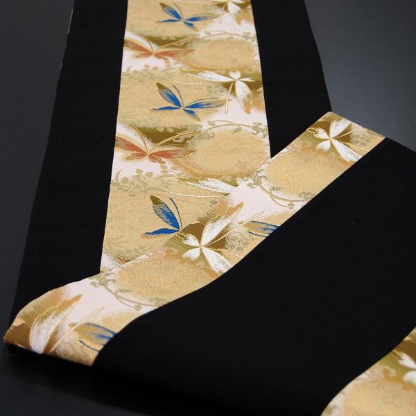 様々な色糸　金糸　箔を織り込んで作った日本の伝統的な金襴織物を使ったリバーシブルテーブルランナーです。 帯のような豪華さと豊かな色彩をお楽しみください。弊社では、日本の伝統　文化を現代の生活に取り入れていただけるように様々なアイテムを企画制...