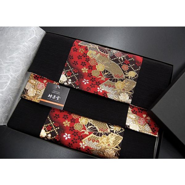 様々な色糸　金糸　箔を織り込んで作った日本の伝統的な金襴織物を使ったテーブルセンターです。 帯のような豪華さと豊かな色彩をお楽しみください。弊社では、日本の伝統　文化を現代の生活に取り入れていただけるように様々なアイテムを企画制作してご提案...