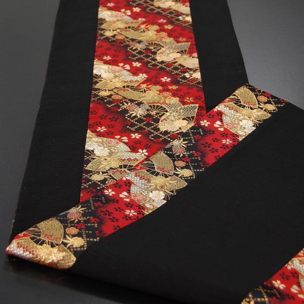 様々な色糸　金糸　箔を織り込んで作った日本の伝統的な金襴織物を使ったリバーシブルテーブルランナーです。 帯のような豪華さと豊かな色彩をお楽しみください。弊社では、日本の伝統　文化を現代の生活に取り入れていただけるように様々なアイテムを企画制...