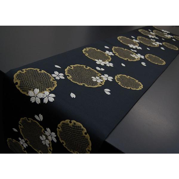 帯のような豪華さと豊かな色彩をお楽しみください。外国に方へのプレゼントやおみやげに最適　ギフトボックス入りサイズ：150×30cm材質：表面　ポリエステル100％　裏地　綿１００％日本製