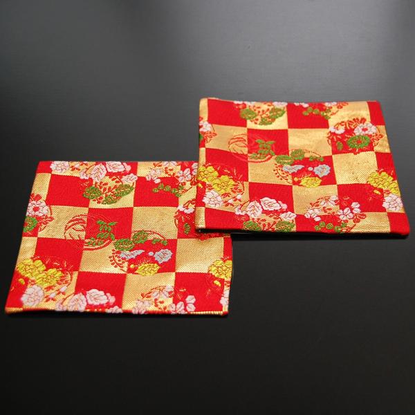 様々な色糸　金糸　箔を織り込んで作った日本の伝統的な金襴織物を使ったコースターです。 帯のような豪華さと豊かな色彩をお楽しみください。弊社では、日本の伝統　文化を現代の生活に取り入れていただけるように様々なアイテムを企画制作してご提案いたし...