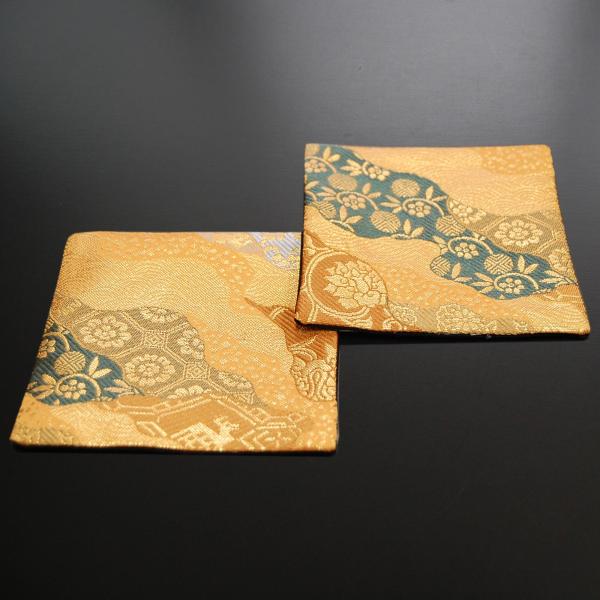 様々な色糸　金糸　箔を織り込んで作った日本の伝統的な金襴織物を使ったコースターです。 帯のような豪華さと豊かな色彩をお楽しみください。弊社では、日本の伝統　文化を現代の生活に取り入れていただけるように様々なアイテムを企画制作してご提案いたし...