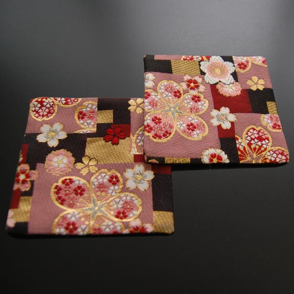 様々な色糸　金糸　箔を織り込んで作った日本の伝統的な金襴織物を使ったコースターです。 帯のような豪華さと豊かな色彩をお楽しみください。弊社では、日本の伝統　文化を現代の生活に取り入れていただけるように様々なアイテムを企画制作してご提案いたし...