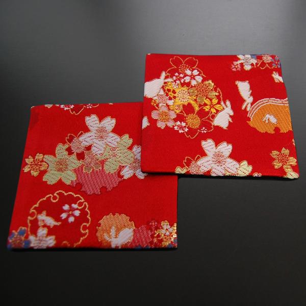 様々な色糸　金糸　箔を織り込んで作った日本の伝統的な金襴織物を使ったコースターです。 帯のような豪華さと豊かな色彩をお楽しみください。弊社では、日本の伝統　文化を現代の生活に取り入れていただけるように様々なアイテムを企画制作してご提案いたし...