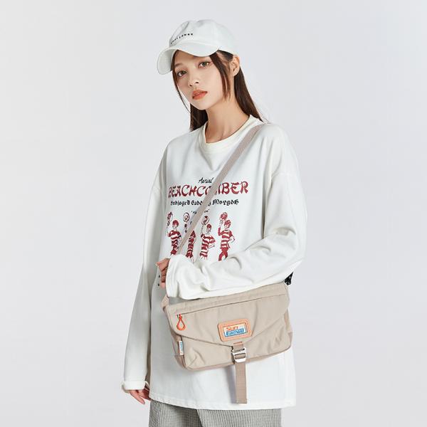 【サイズ】縦13cm×横29cm×マチ8cm。【重さ】230グラム。（注：サイズと重さは平置き手作業採寸です。多少の誤差はご了承お願い申し上げます。）【ストラップの種類:】ショルダー（調節可）【素材】オックスフォード【留め具の種類】 ファス...