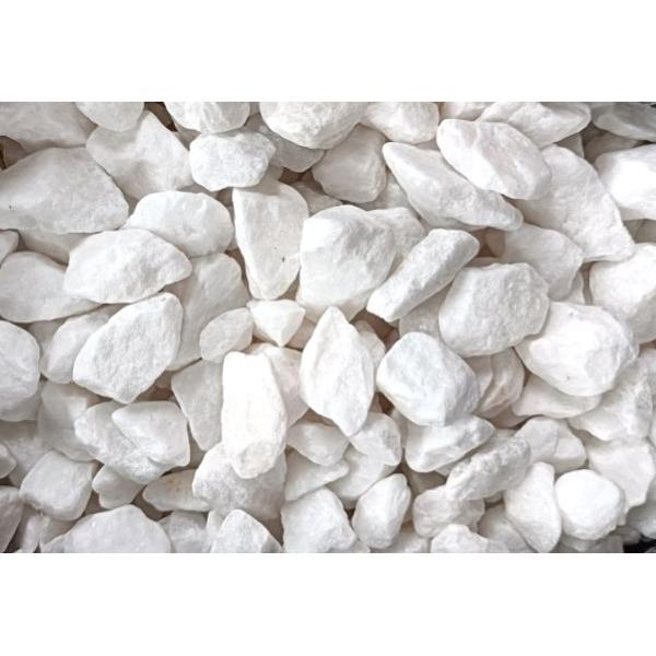 洋風の角のある化粧砂利です。敷き詰めるだけで洋風ガーデンの様な雰囲気になります。お庭や玄関周り路地などにもお使い頂けます。アウトレット売切りお値引き品です。入荷時の輸送事故や袋の破れ破損でパッケージ破損した物を土嚢袋に入れ換えた未使用品です...