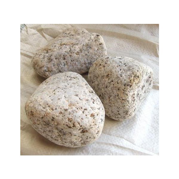 自然の中から生まれた、優しく柔らかな表情を持った玉石です。空間にあたたかな印象を与えることができます。落ち着いた自然な色調が気品をもたらします。