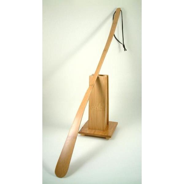 長さ約75cmととても長いので、腰を曲げずに靴を履くことができます。お年寄りや腰の悪い方にも優しい靴べらセットです。竹でできているので、軽くてとても使いやすいです。スタンド付きなので収納にも困りません。シンプルなデザインは和・洋どんな玄関に...