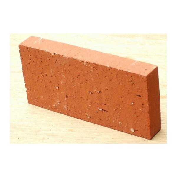 普通レンガの半分の厚みのレンガです。（厚さ３ｃｍ）