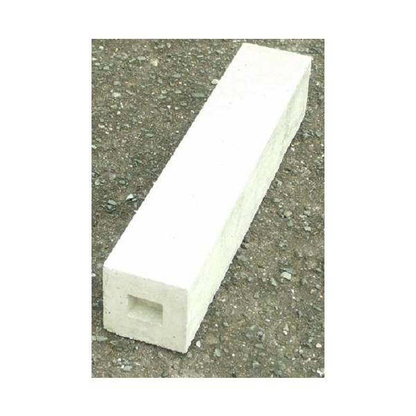 駐車場の必需品、定番のコンクリート製の車止めです。