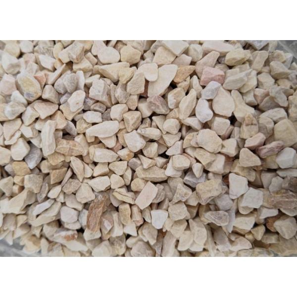 洋風の角のある化粧砂利です。敷き詰めるだけで洋風ガーデンの様な雰囲気になります。お庭や玄関周り路地などにもお使い頂けます。