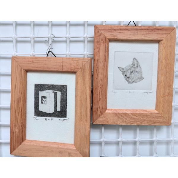 猫作家・東マユミさんによる銅版画です。フォトサイズの用紙に、小さく書かれた猫はサイズ感もあってとても可愛いです。モノクロの落ち着いた雰囲気で、お家のどこに置いてマッチします。細密ながら、緩やかで心地よい線の猫たちが素敵です。保護猫カフェで実...